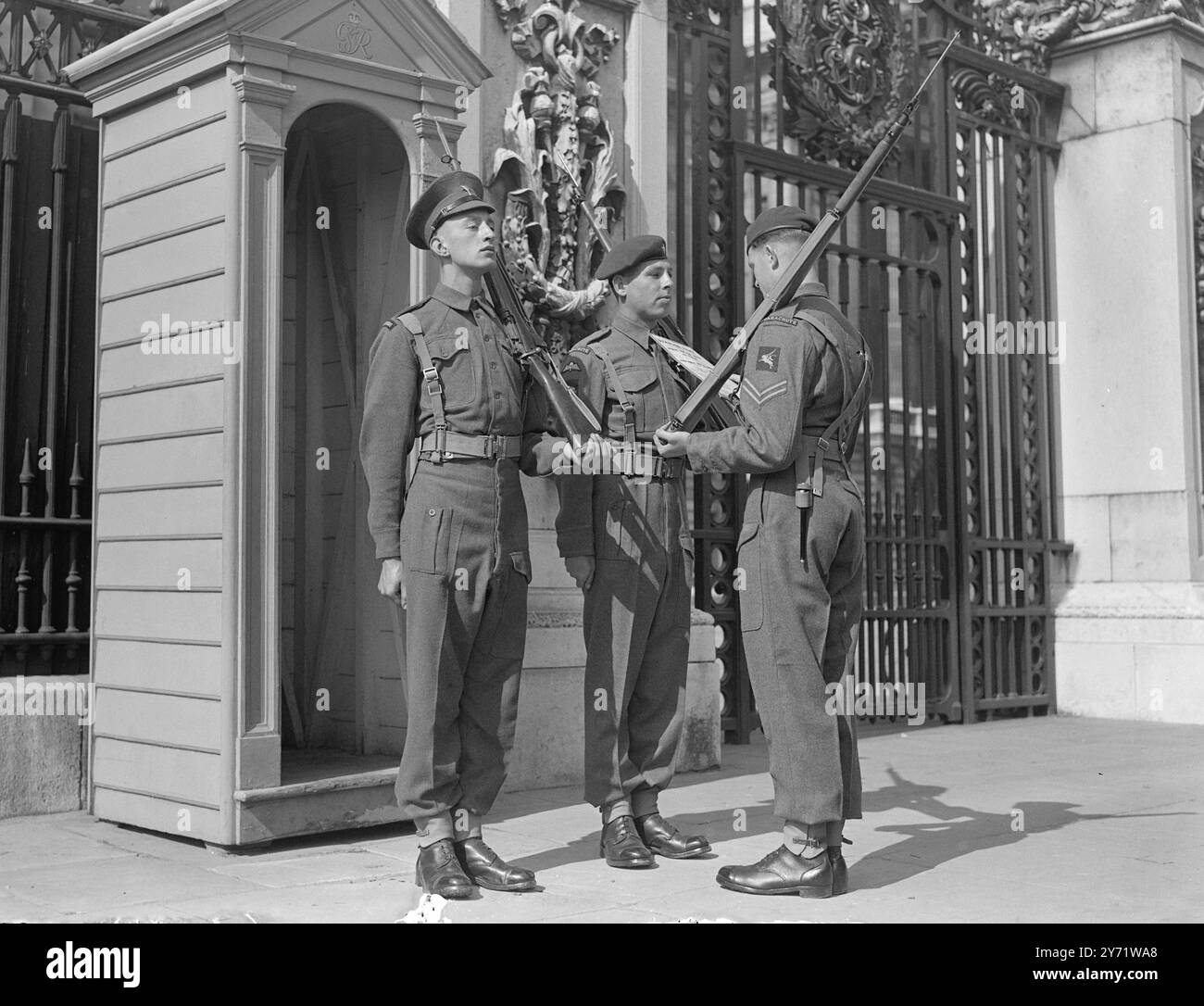 Paratroopers mount Guards at Palace. Red berets took the place of ...