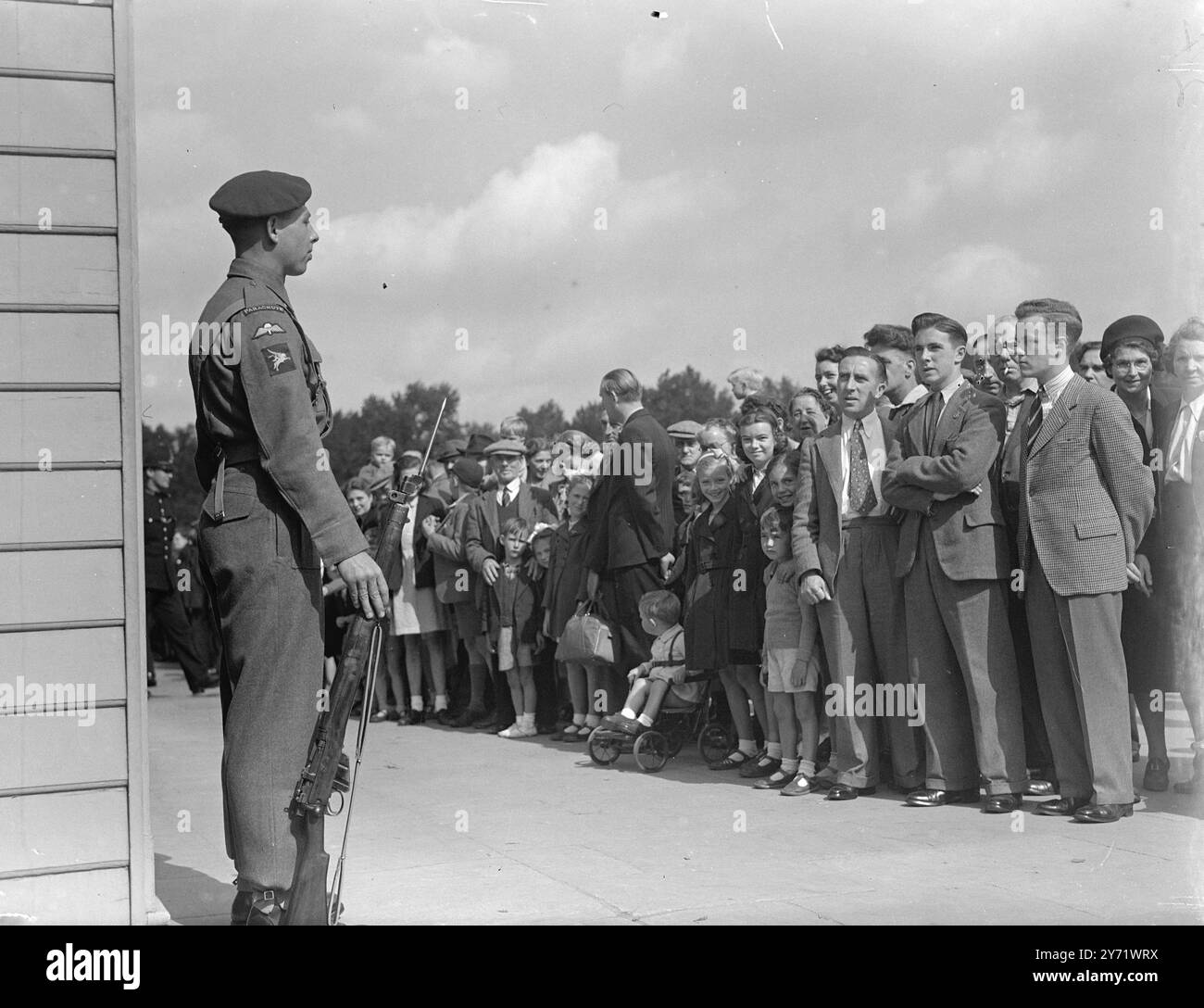 Paratroopers mount Guards at Palace. Red berets took the place of ...