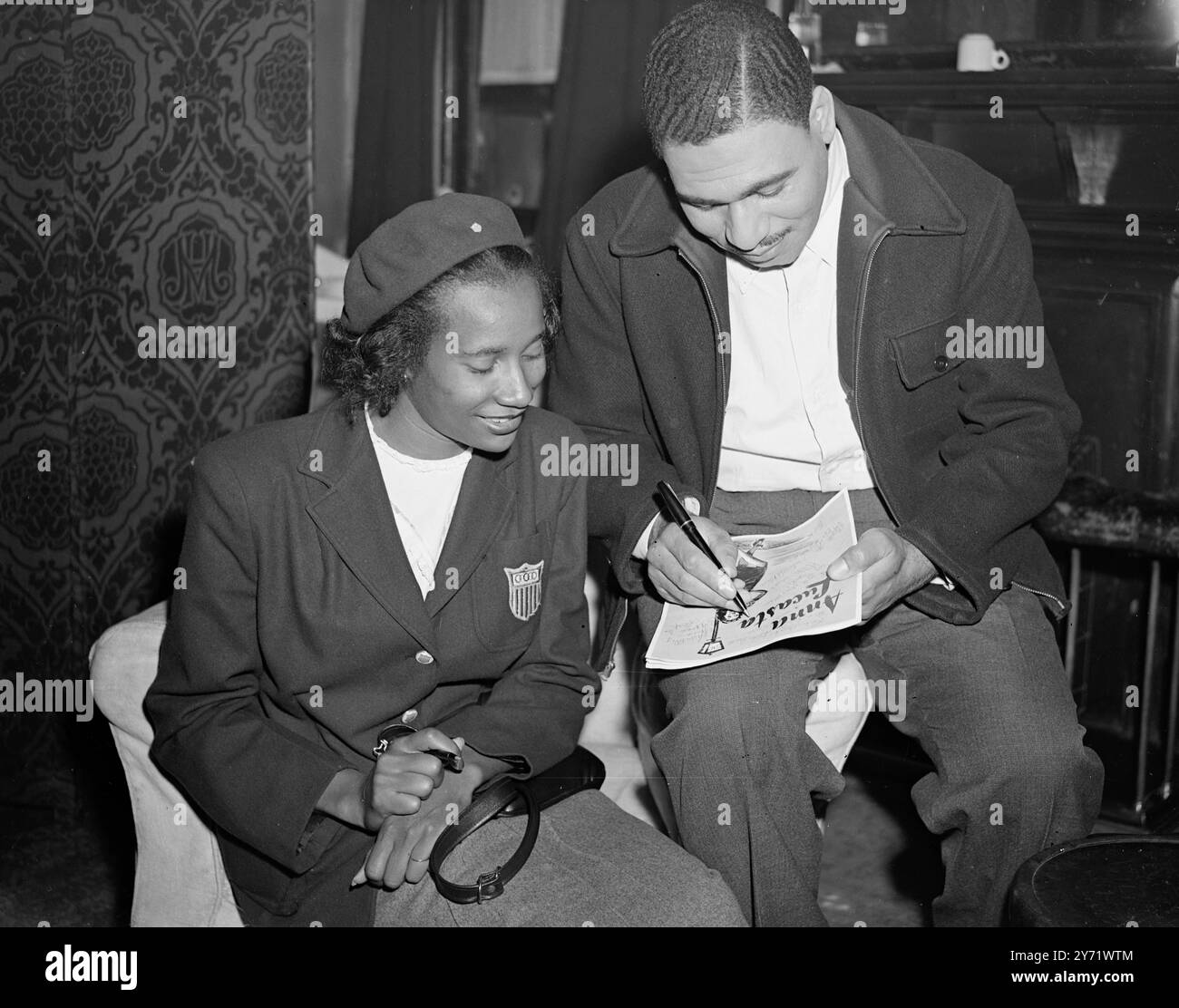 US Athletes meet "Anna" Frederick O'Neal, male lead in the play "Anna ...