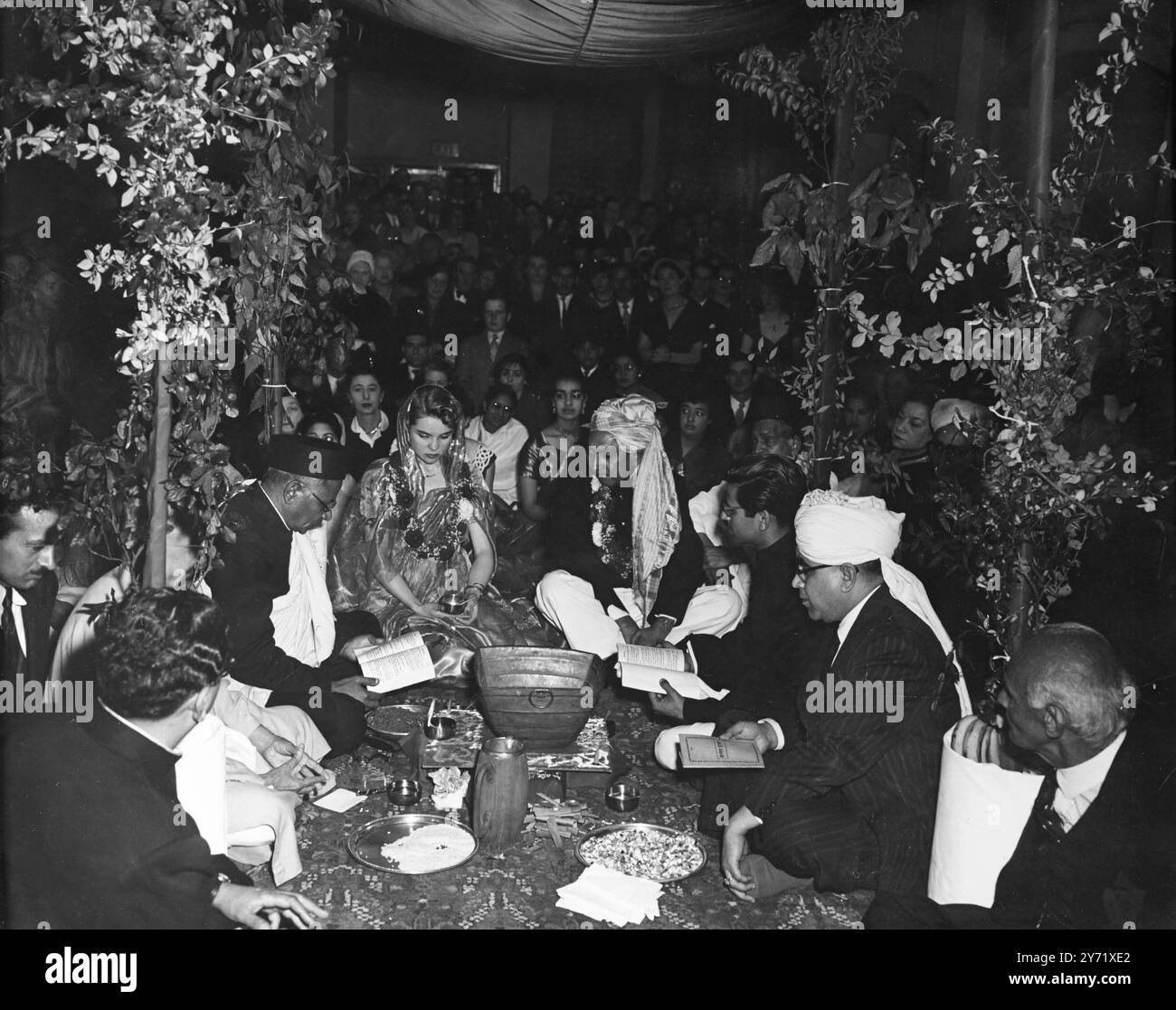 HINDU WEDDING ATA LONDON ' TEMPLE ' The Irish bride , clad in sari ...