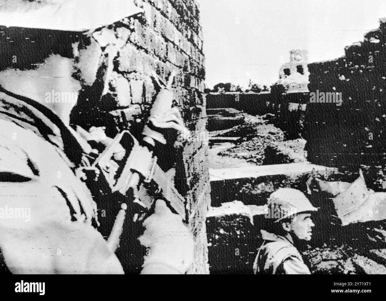 US Troops surround Communists. Hue, South Vietnam : United States ...