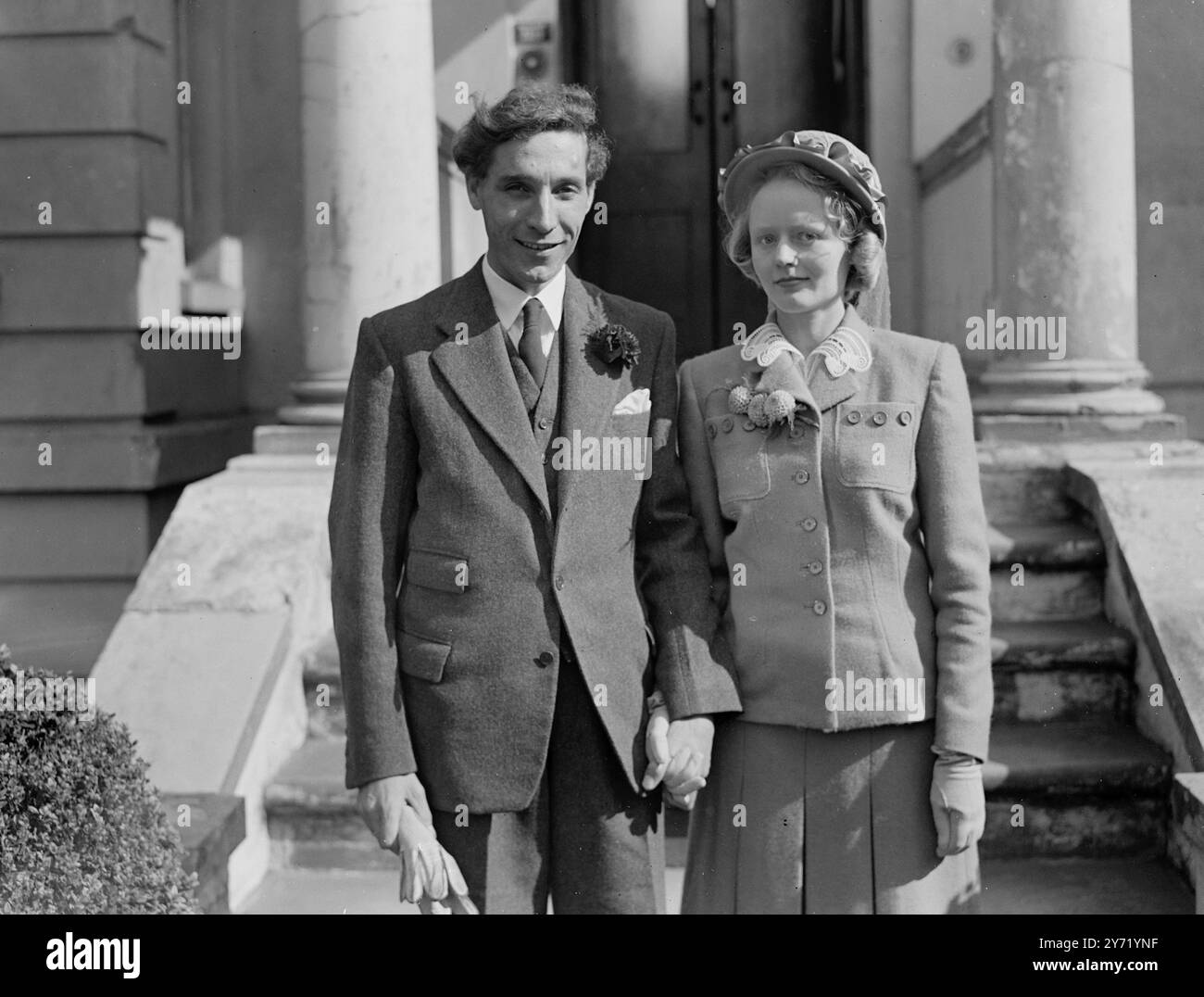 M.P'S DAUGHTER WEDS . Mr. LESLIE SHRIVIELL , and Miss . MAUREEN SMITH ...