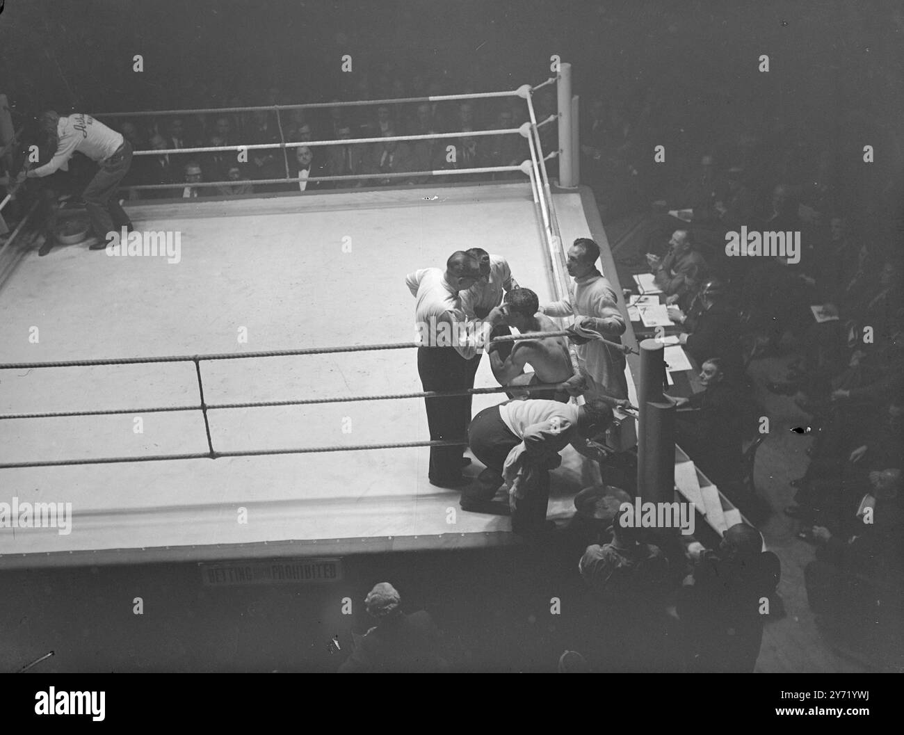 Boxer winner referee Black and White Stock Photos & Images - Alamy