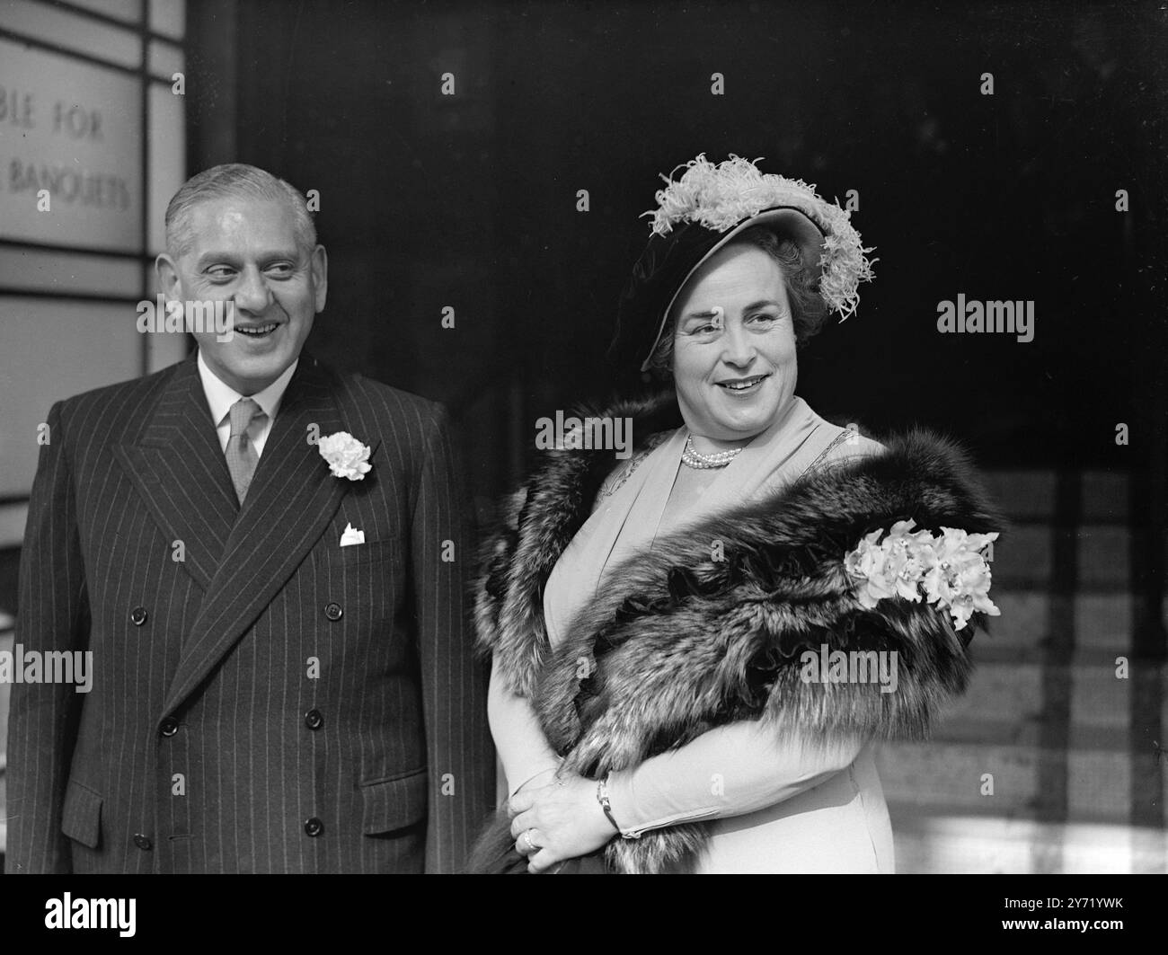 MR. LEWIS SILKIN WEDS . Mr LEWIS SILKIN , Minister of Town and country ...