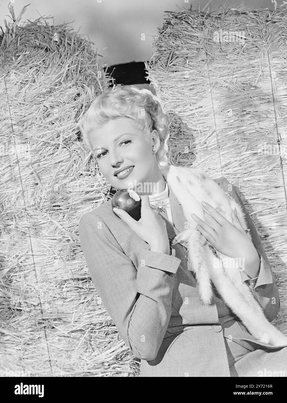 Lady In Red Actress 60 Photos - Moonagedaydream.film