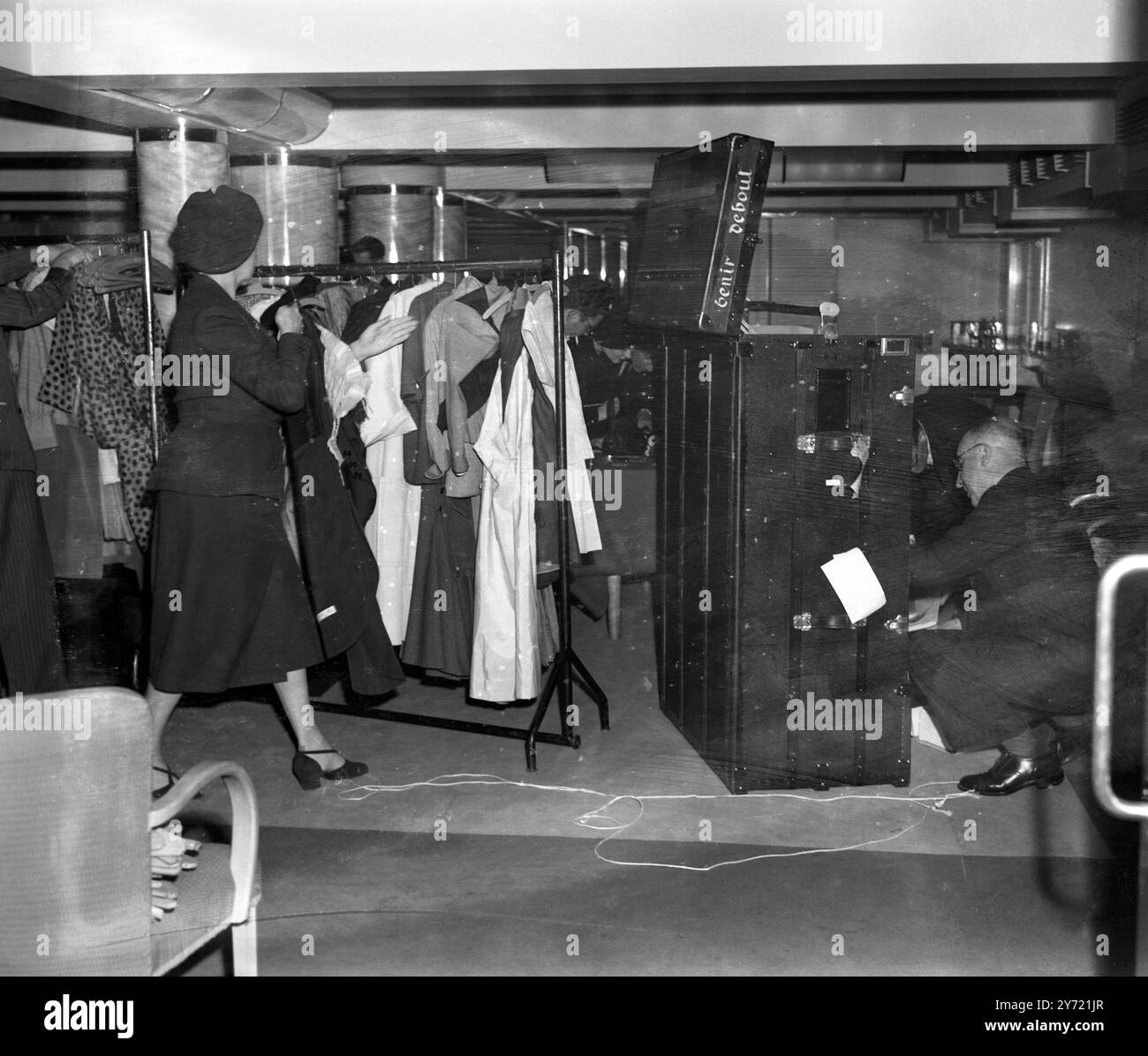 Haute couture 1950s hi-res stock photography and images - Alamy