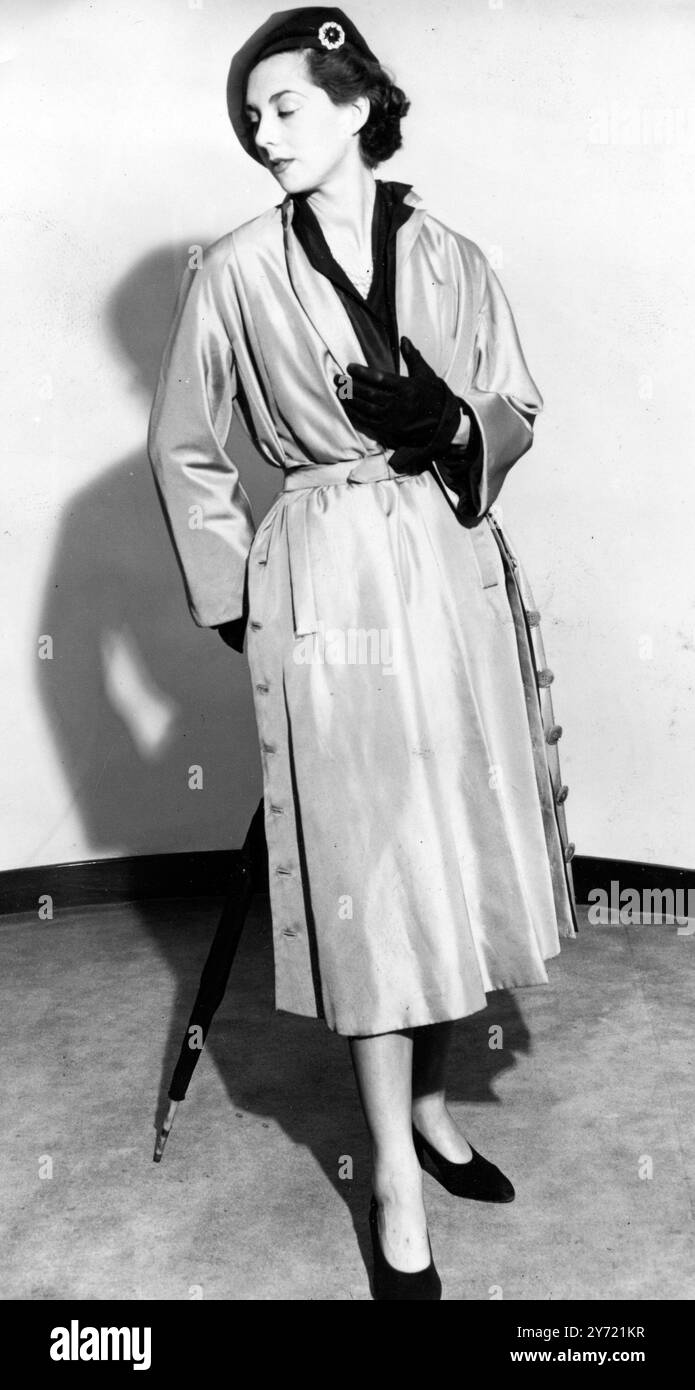 1950s fashion models Black and White Stock Photos & Images - Alamy