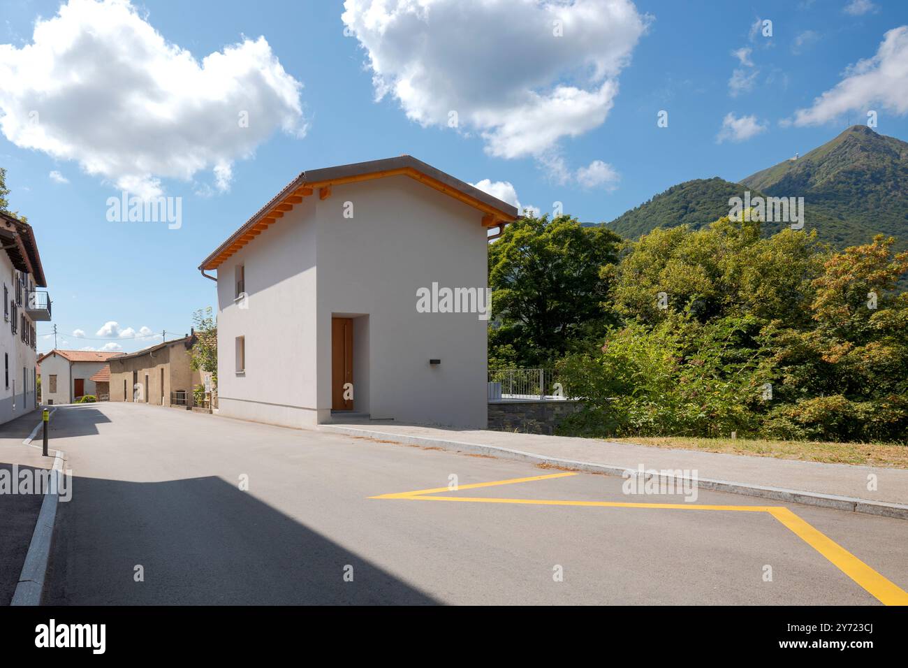 Road lot trees house hi-res stock photography and images - Alamy