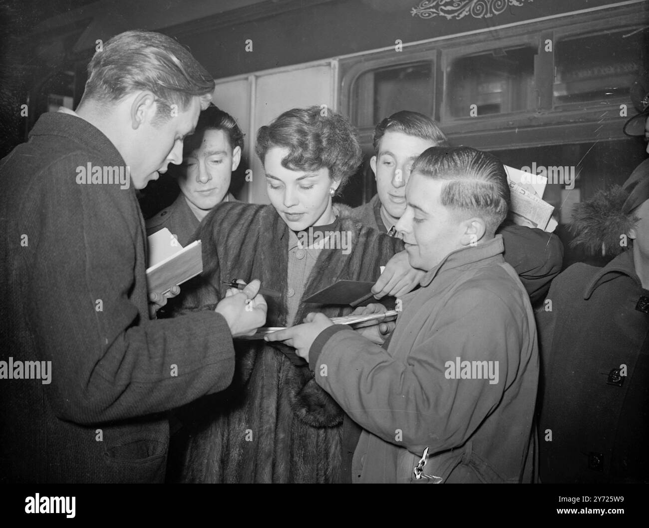 Jennifer jones actress hi-res stock photography and images - Alamy