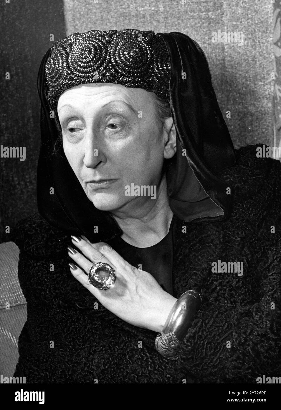 Dame Edith Sitwell 19 November 1952 Stock Photo - Alamy