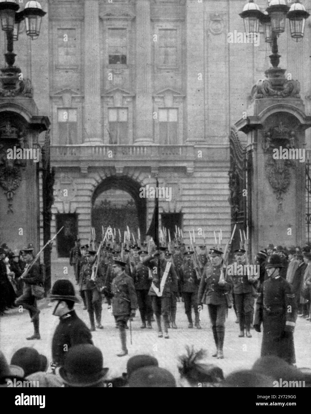 Sentry soldiers marching in Black and White Stock Photos & Images - Alamy