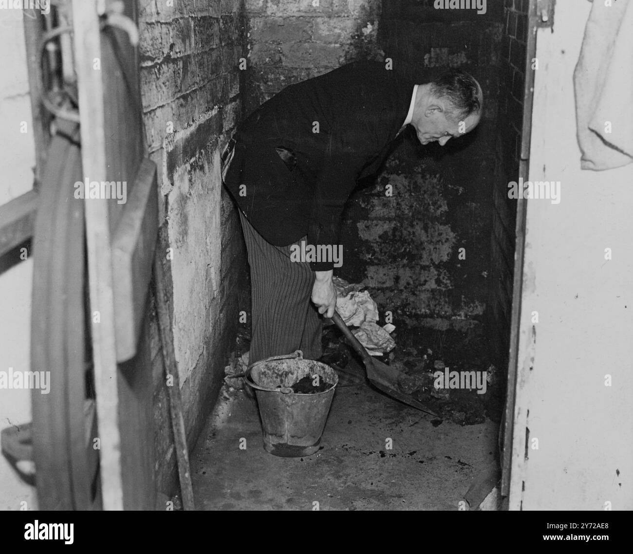 Leeds Lord Mayor without Coal, picture shows him scraping his last ...