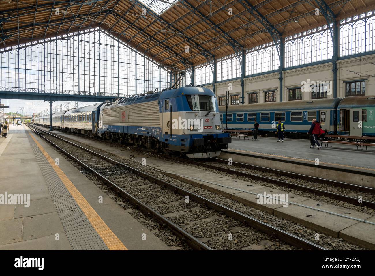 Train inside Budapest Nyugati station Stock Photo - Alamy