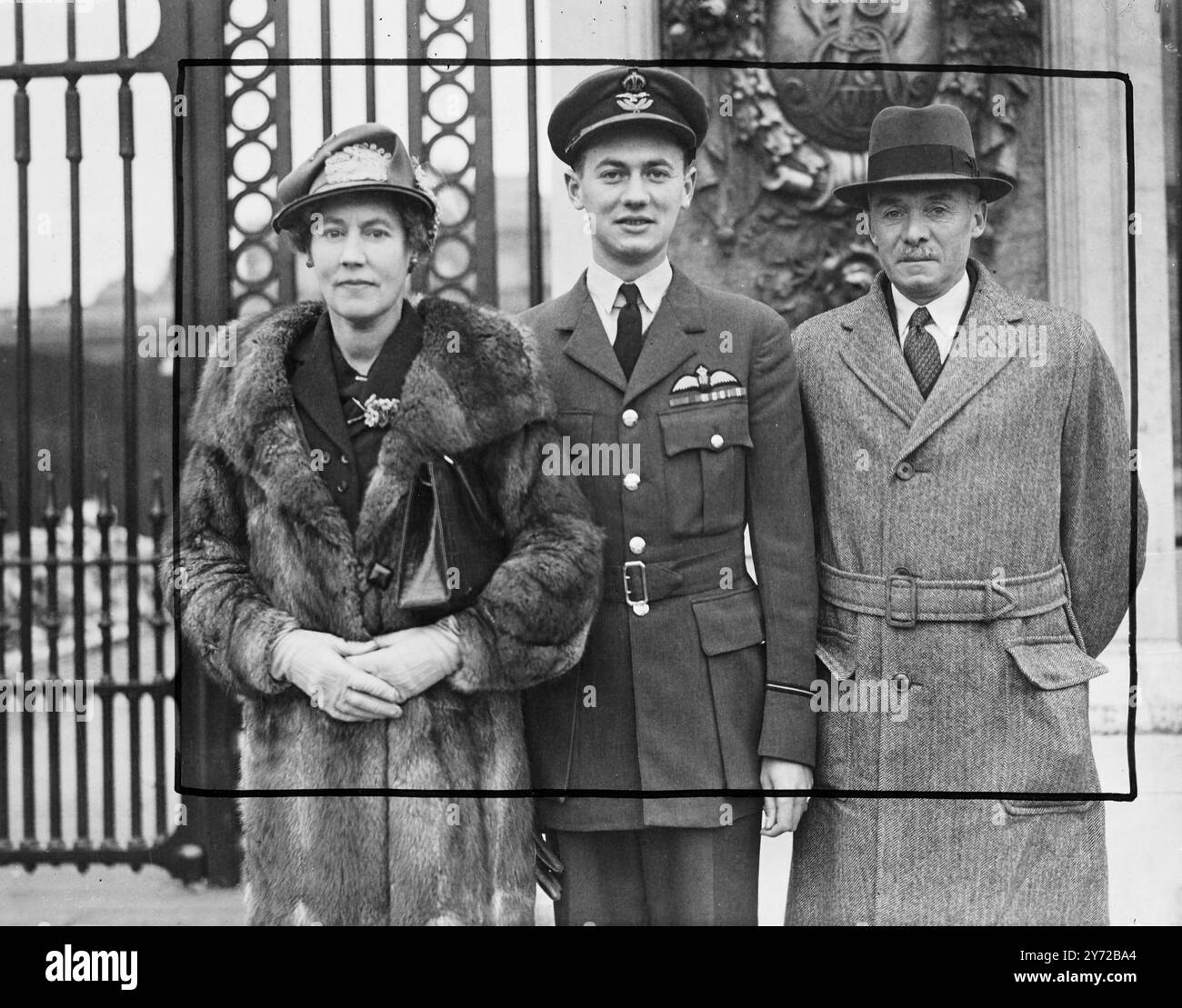 Photo outside buckingham palace Black and White Stock Photos & Images ...