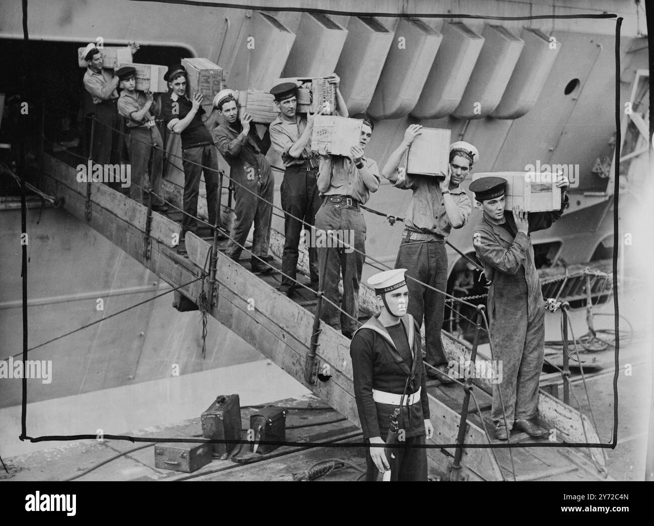 Cargo ship people in port Black and White Stock Photos & Images - Alamy