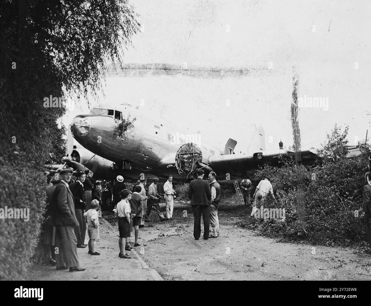 Dakota crash at Croydon. The pilot and navigator of a Hong Kong Airways ...