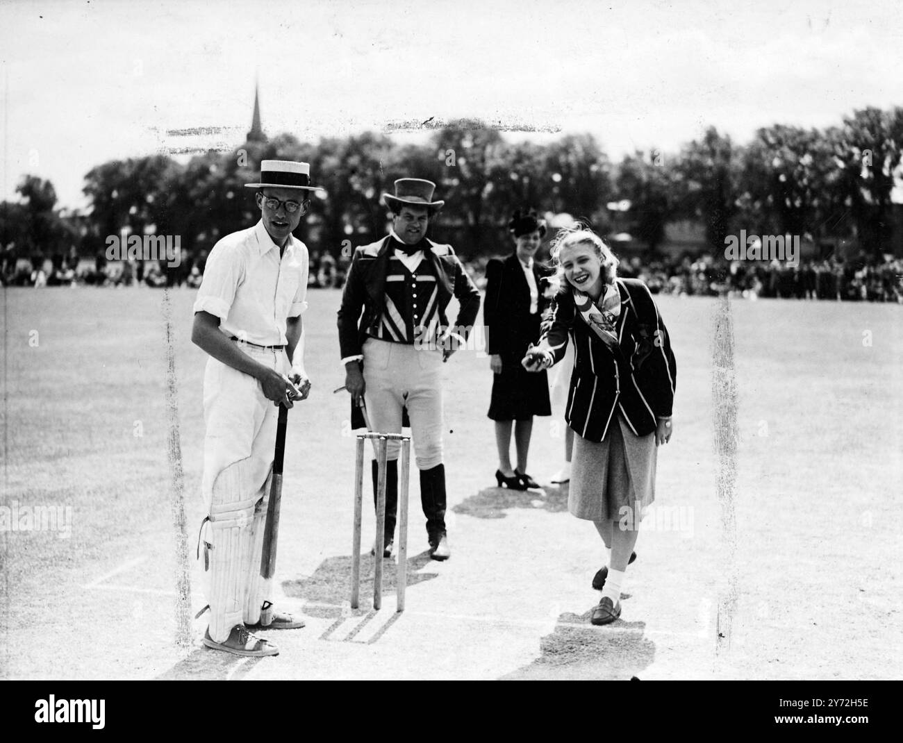 Women's baseball 1940's hi-res stock photography and images - Alamy