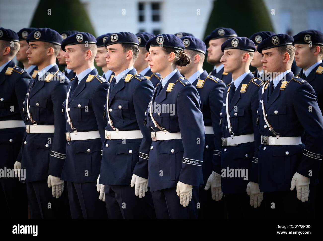 Berlin, Germany. 27th Sep, 2024. A female soldier and numerous soldiers ...