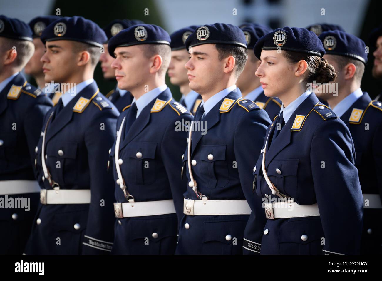 Berlin, Germany. 27th Sep, 2024. A female soldier and numerous soldiers ...