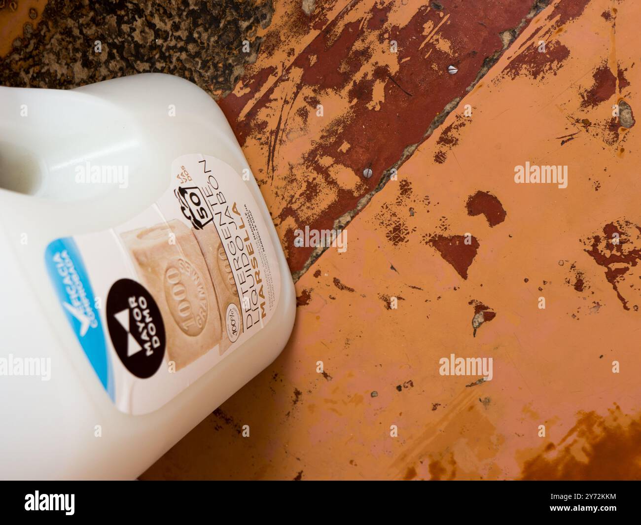 Capsules washing laundry detergents hi-res stock photography and images ...