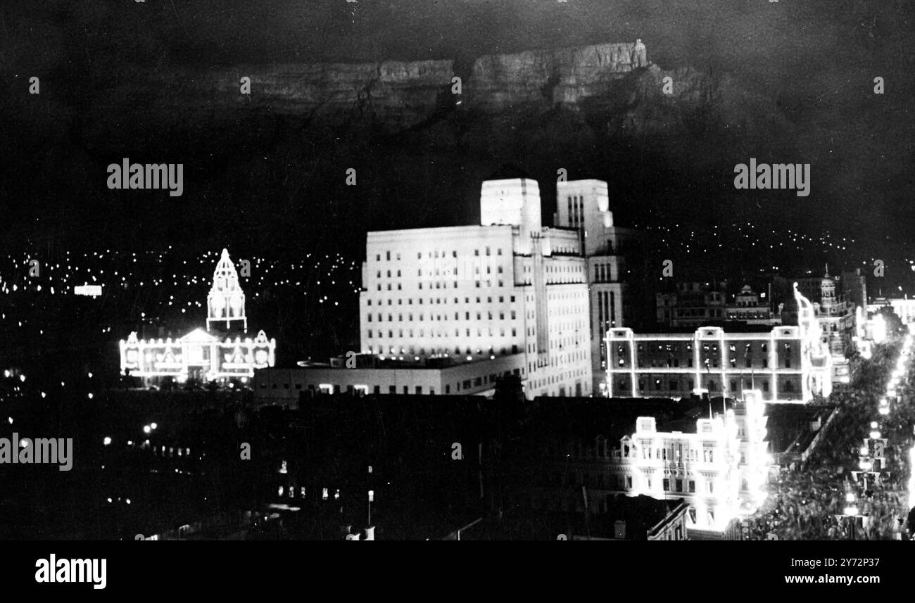 Illuminated building in new Black and White Stock Photos & Images - Alamy