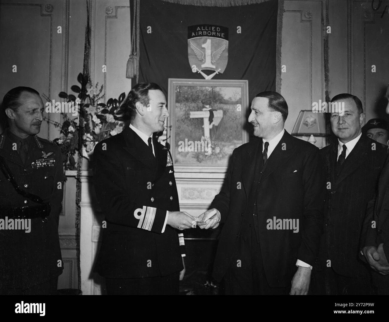 Viscount Mountbatten , receives a cheque for airborne forces fund ...