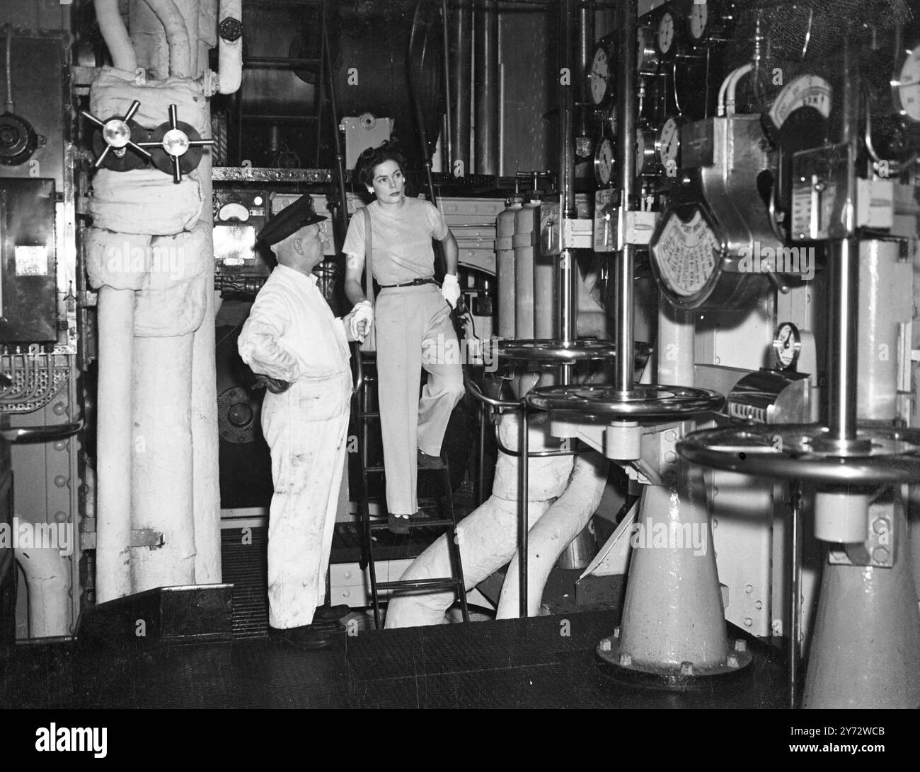 Engine room aboard the RMS "Queen Elizabeth" luxury liner on her maiden ...