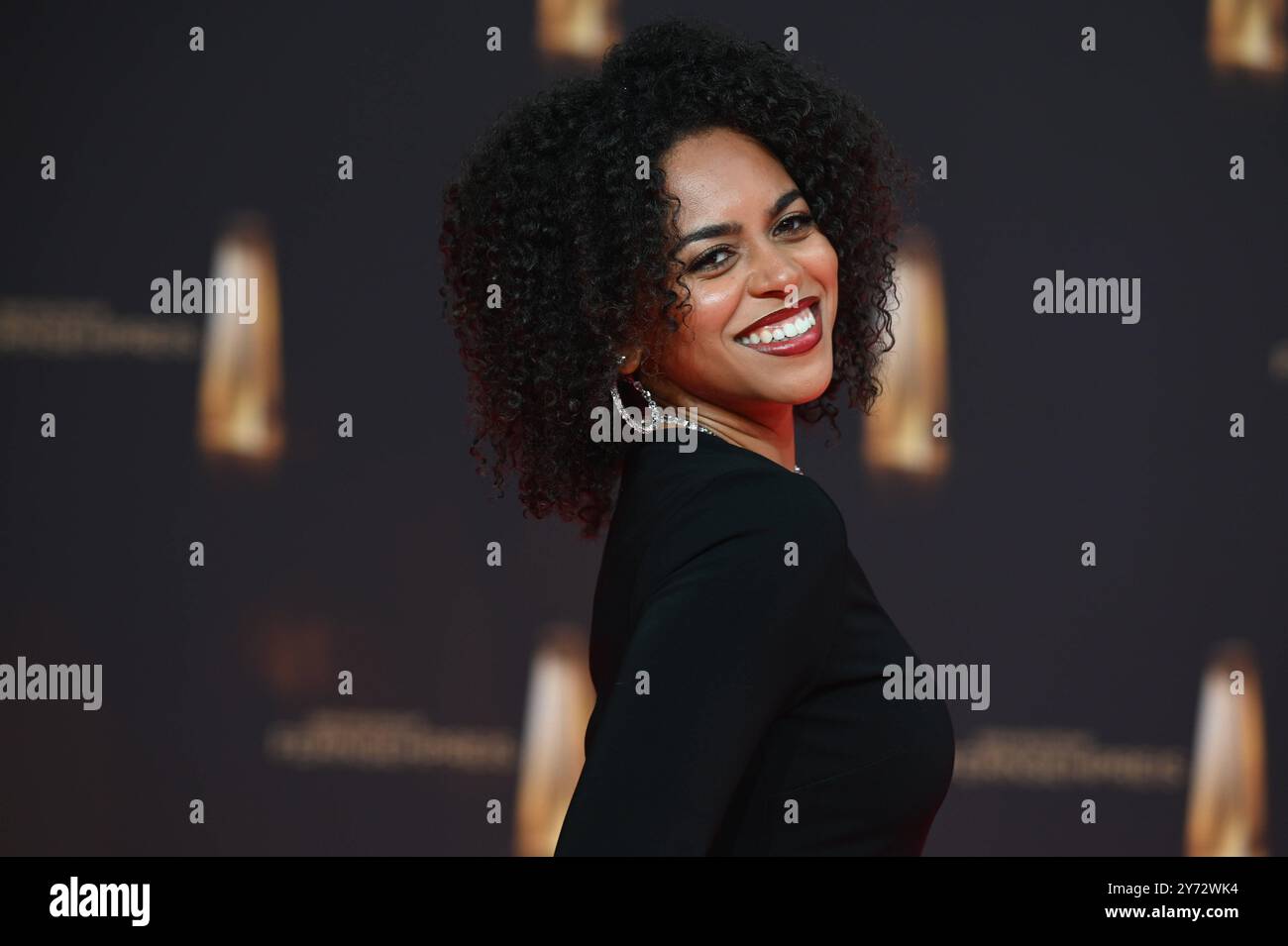 Moderatorin Aminata Belli kommt zur Gala und Verleihung des Deutschen ...