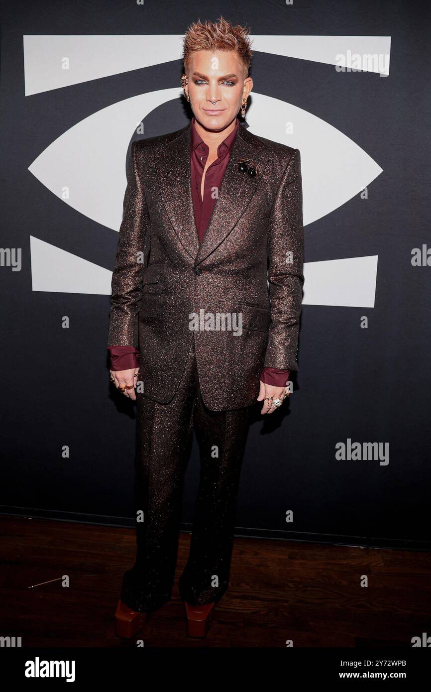 Kit kat club hi-res stock photography and images - Alamy