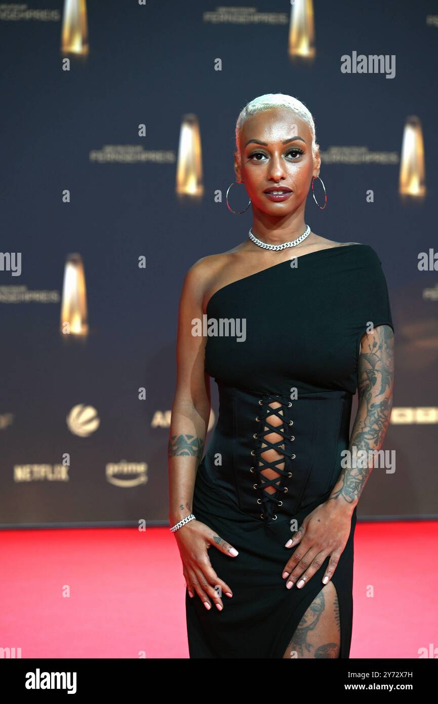 Schauspielerin und Sängerin Nura Habib Omer kommt zur Gala und Verleihung des Deutschen ...