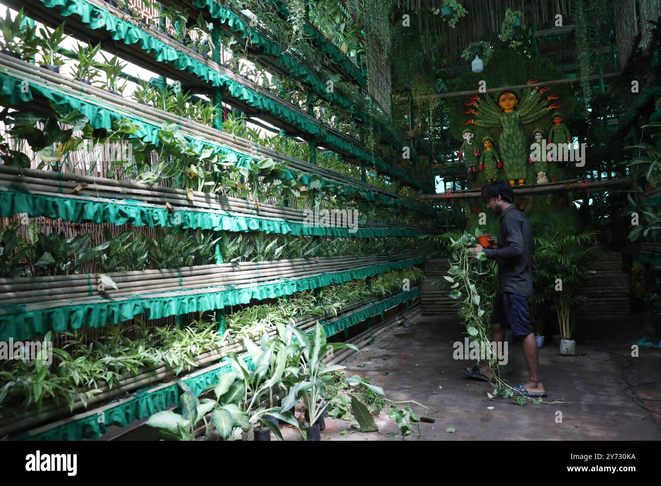 Kolkata, West Bengal, India. 27th Sep, 2024. Artisans decorates a ...
