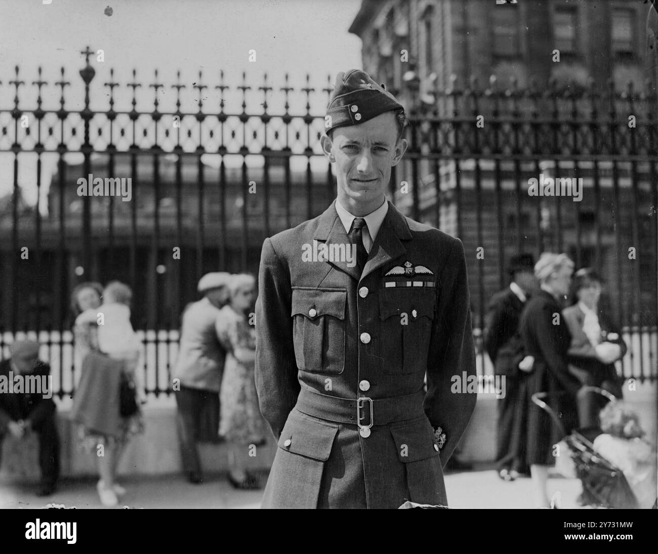 Pilot gave up 'chute' is decorated by the King. 24-year-old Paul ...