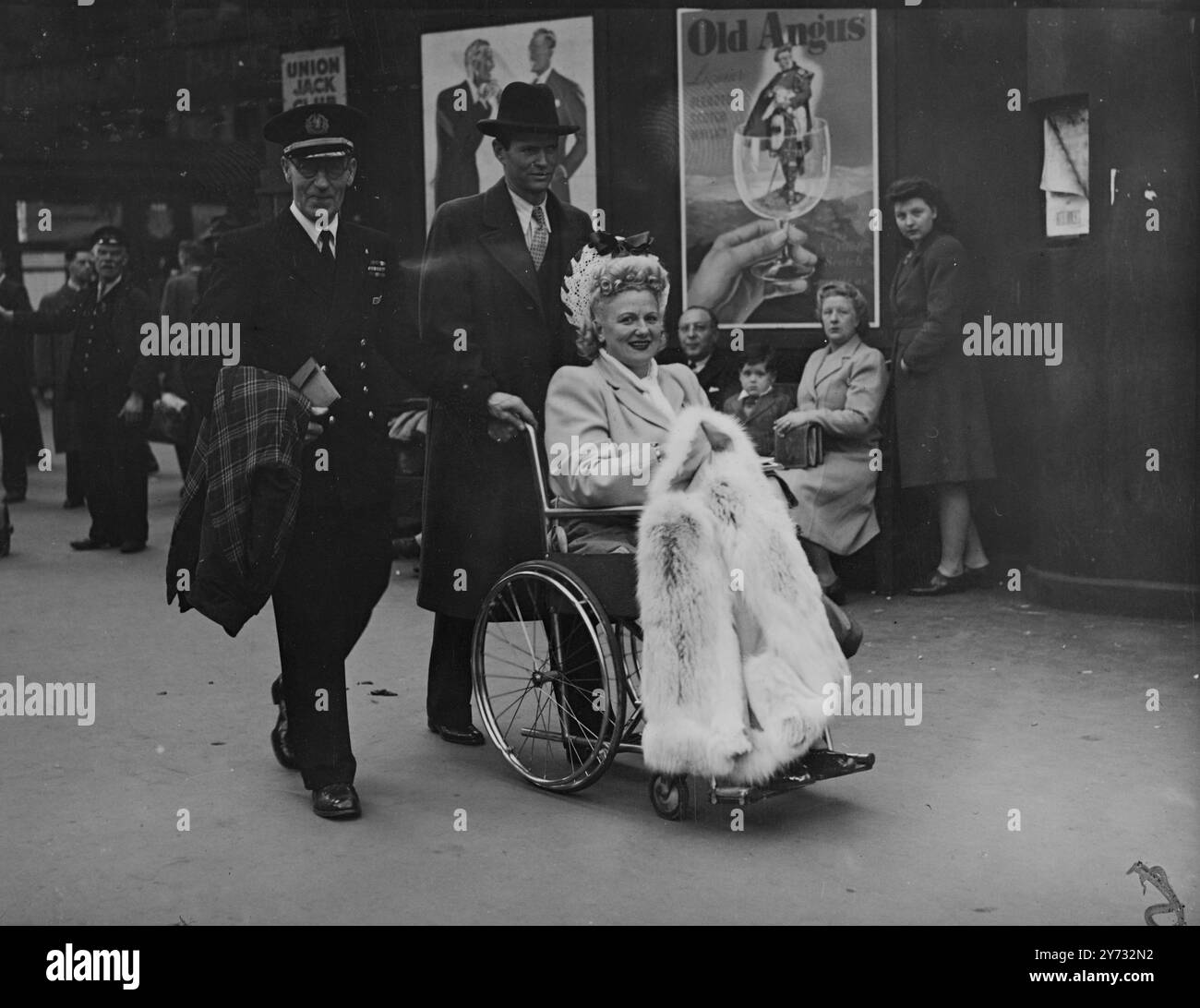 London woman in wheelchair in Black and White Stock Photos & Images - Alamy
