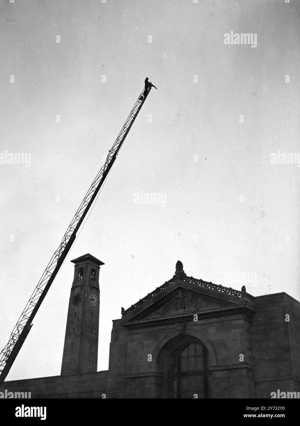 Fire escapes, hundreds of US and civilian police and a great crowd of ...