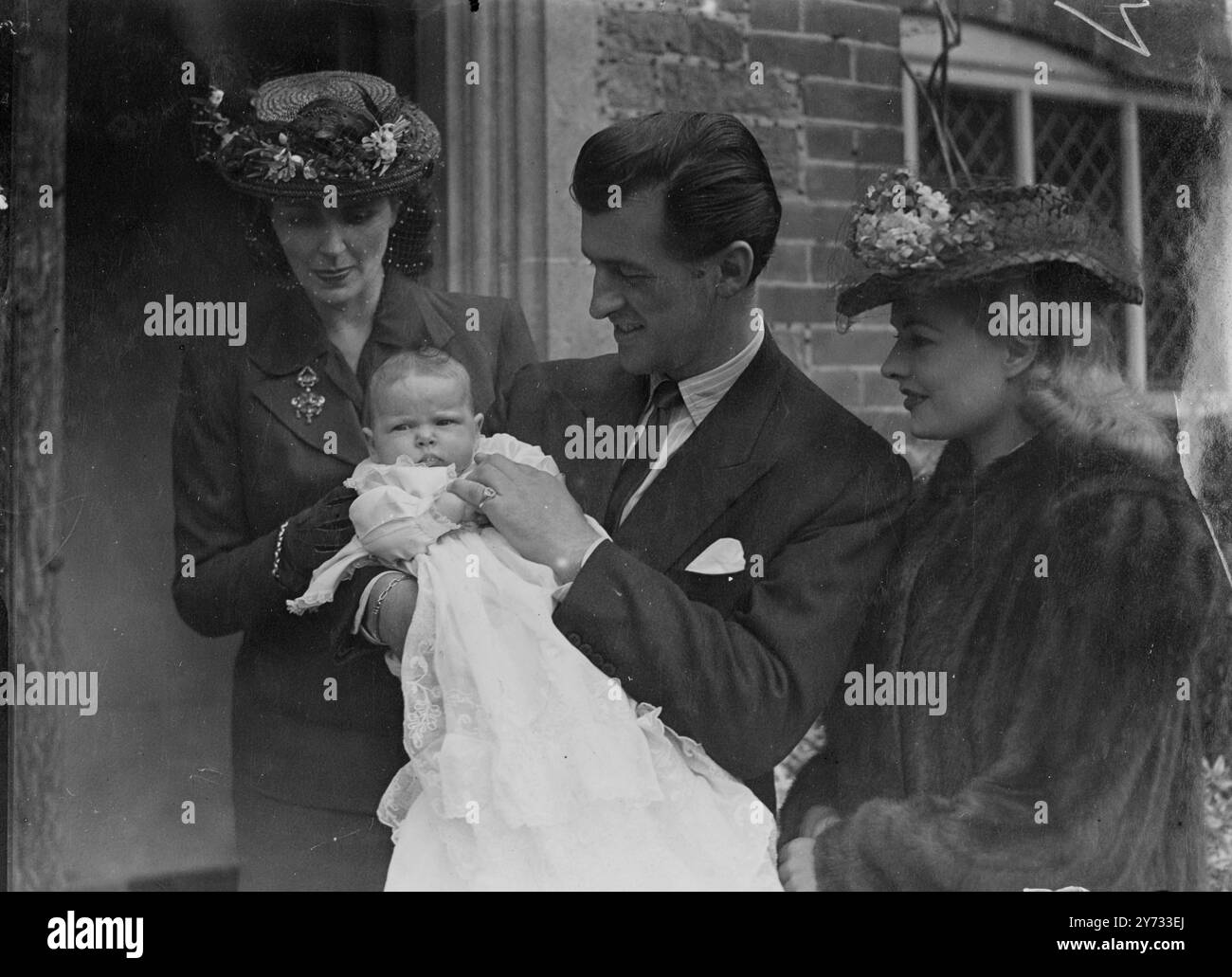 A huge crowd of film fans mobbed Stewart Granger and his wife at the ...