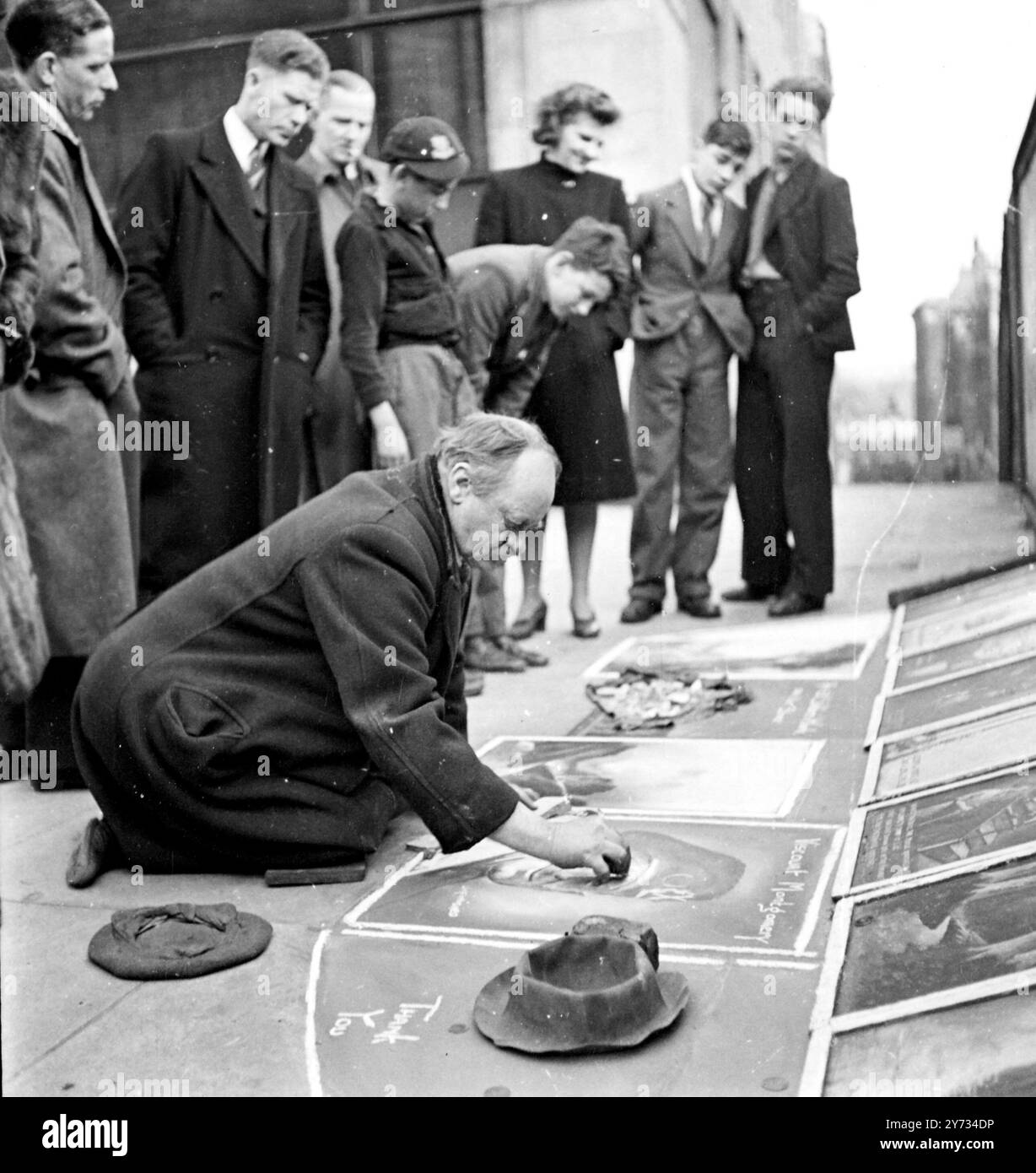 1940s street artist hi-res stock photography and images - Alamy