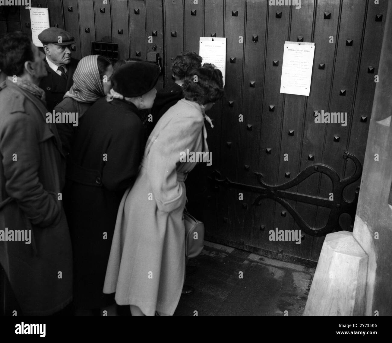 Crowds outside Holloway Jail , London looking at the notice which ...