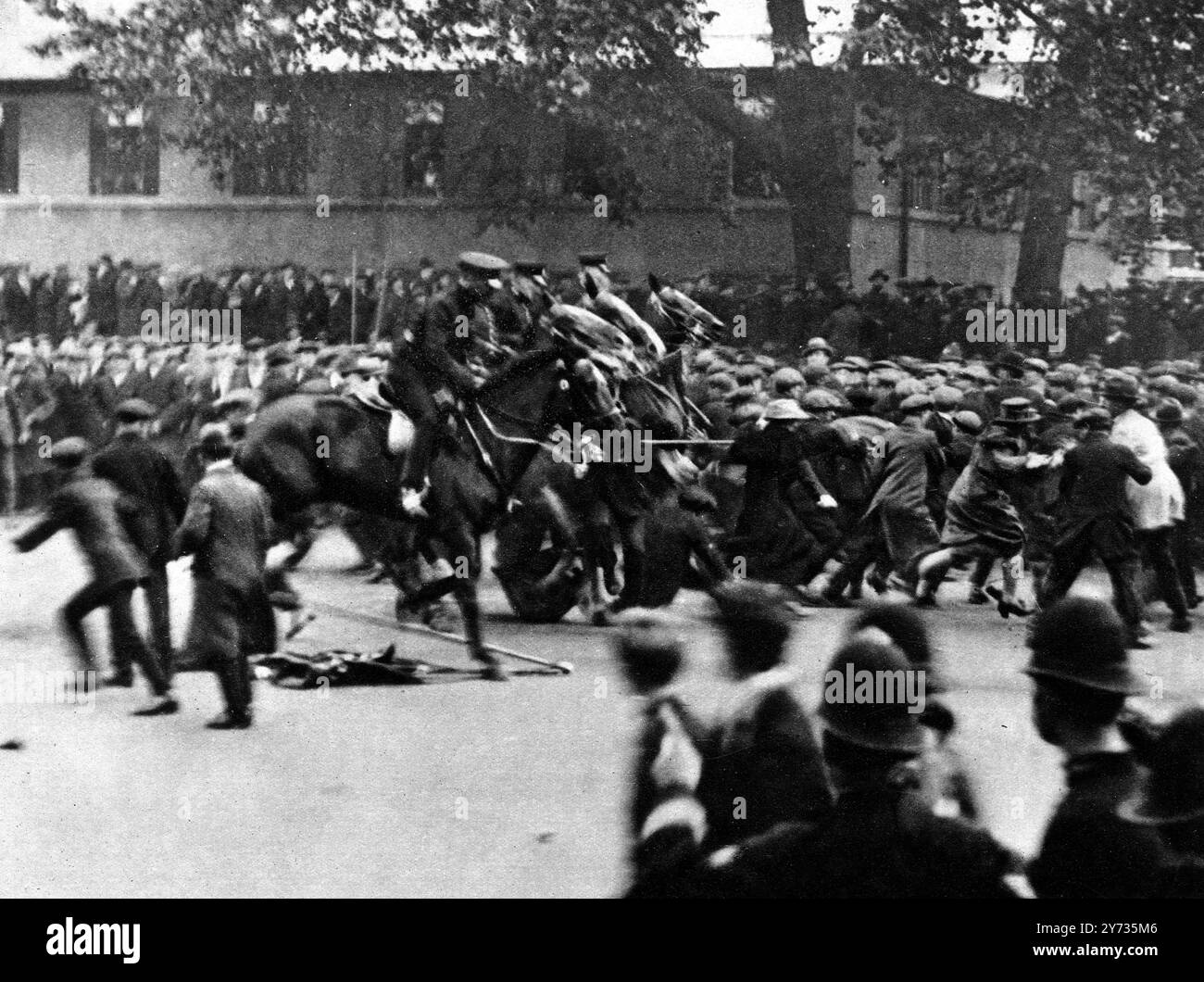 Mounted police charging the crowd hi-res stock photography and images ...