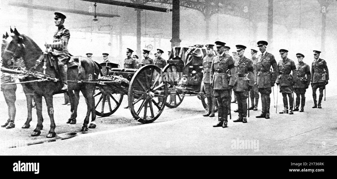 The coffin of the unknown warrior placed on a gun carriage of " N ...