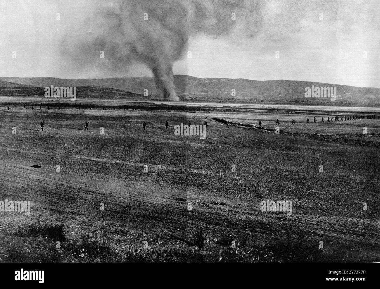 The Landing at Suvla Bay : The long lines of British advancing across ...