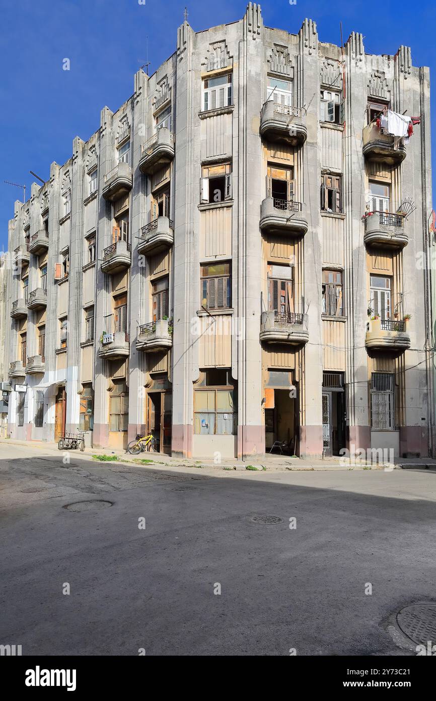 753 Vertical-pattern decoration on a 1930s Art-Deco tenement concrete ...