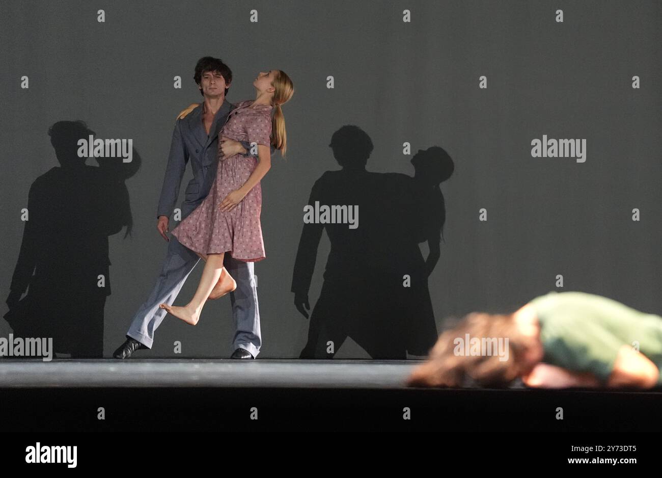 27 September 2024, Hamburg: Ballet dancer Eleanor Broughton (back r ...