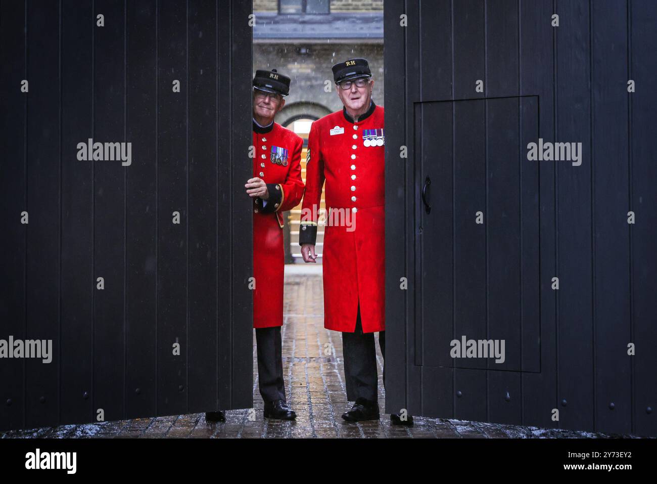 London, UK, 27th Sep 2024. Chelsea Pensioners David Godwin (left) and ...