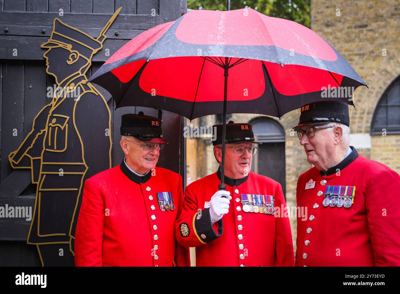 London, UK, 27th Sep 2024. Chelsea Pensioners David Godwin (left) and ...