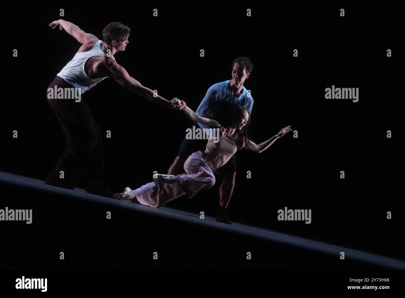 27 September 2024, Hamburg: Ballet dancer Xue Lin (bottom right ...