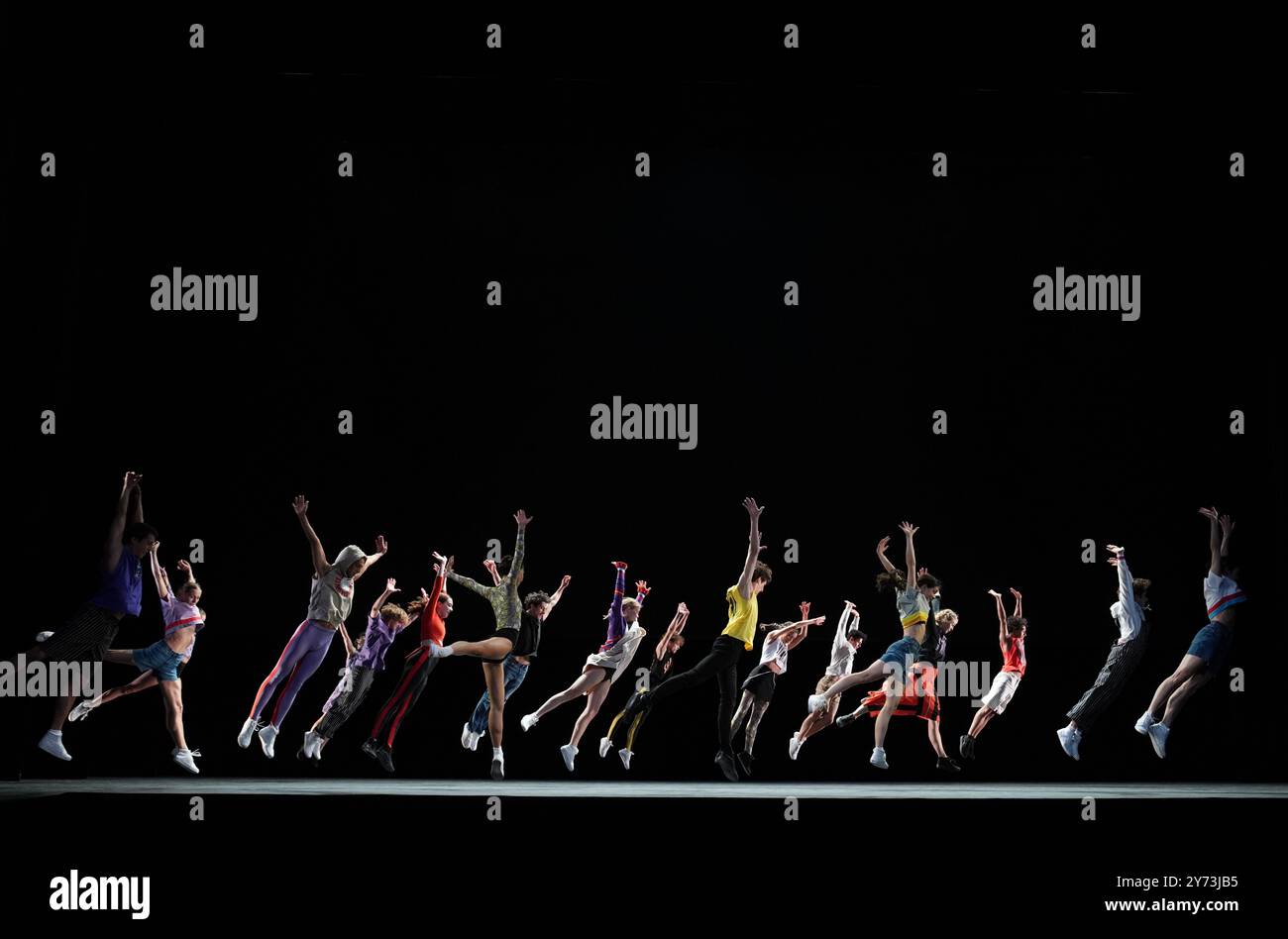 27 September 2024, Hamburg: The ensemble of the Hamburg Ballet dance to ...