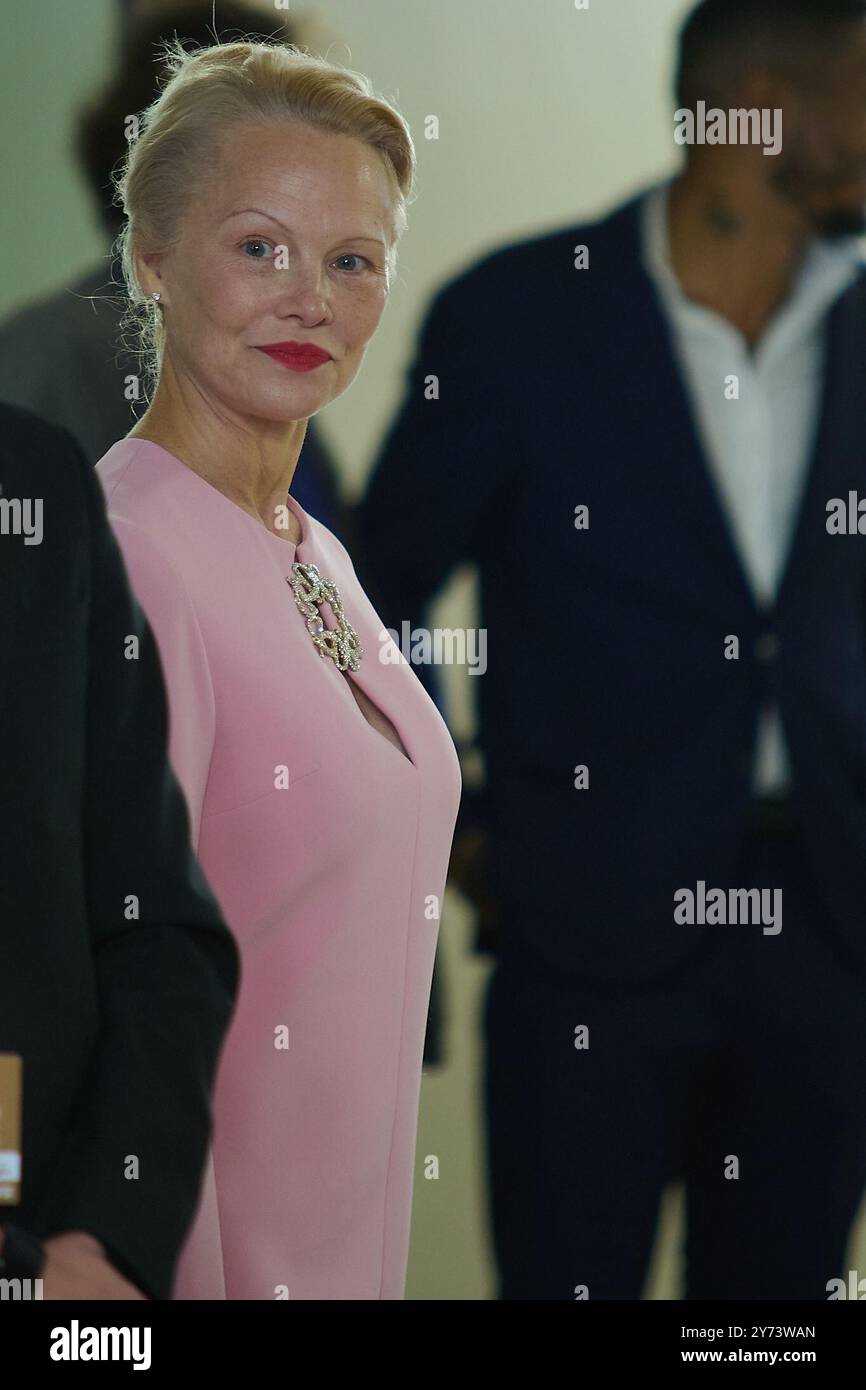 Pamela anderson last show girl hi-res stock photography and images - Alamy