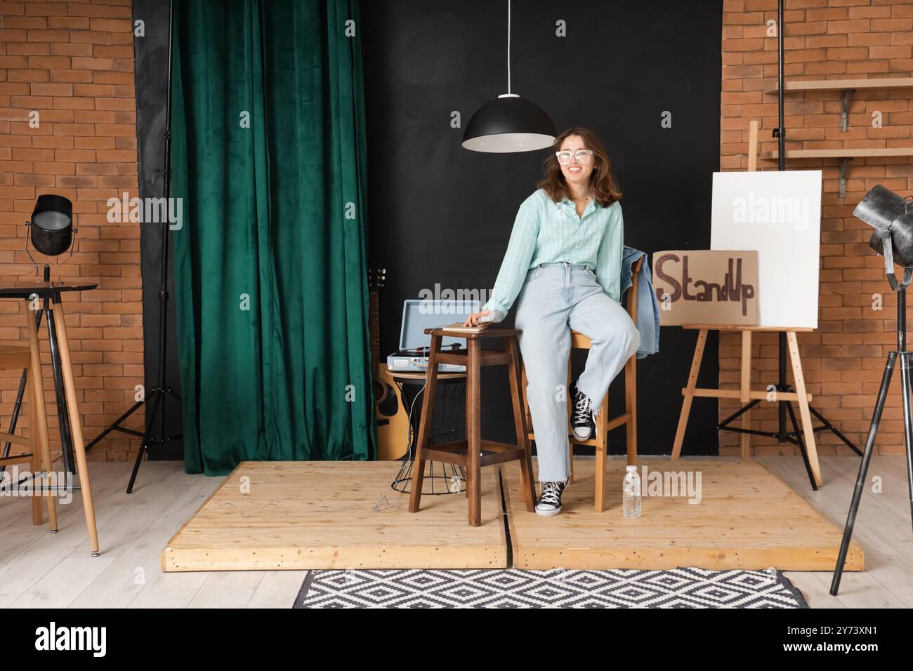 Female standup hi-res stock photography and images - Alamy