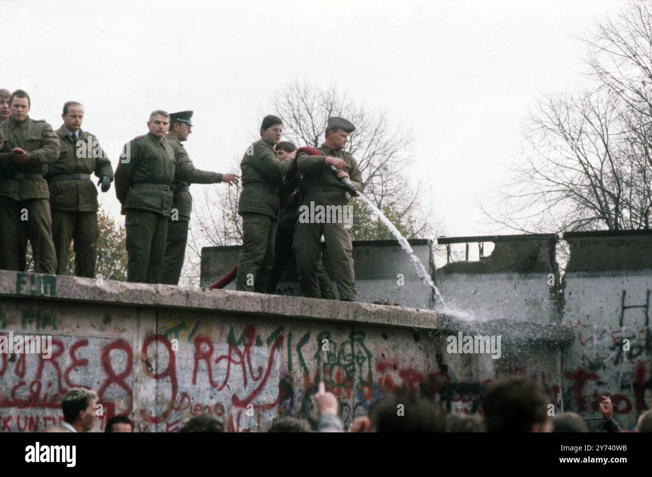 Mauerfall Berlin Brandenburger Tor 1989 / Fall of the Berlin Wall ...