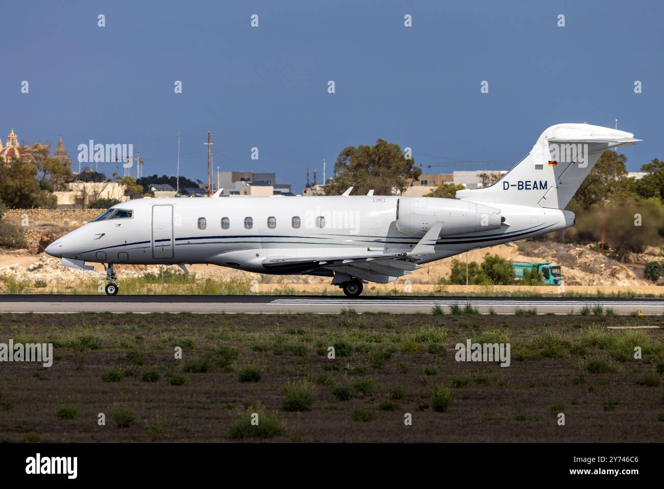 Bombardier Challenger 300 (BD-100-1A10) (REG: D-BEAM) turning a 180 ...